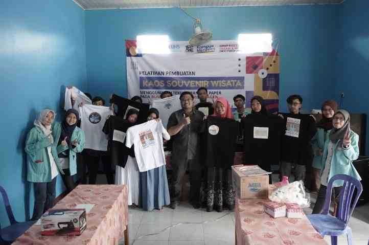 Dosen DKV UNS Memberikan Pelatihan Pembuatan Kaos Souvenir Wisata pada ...