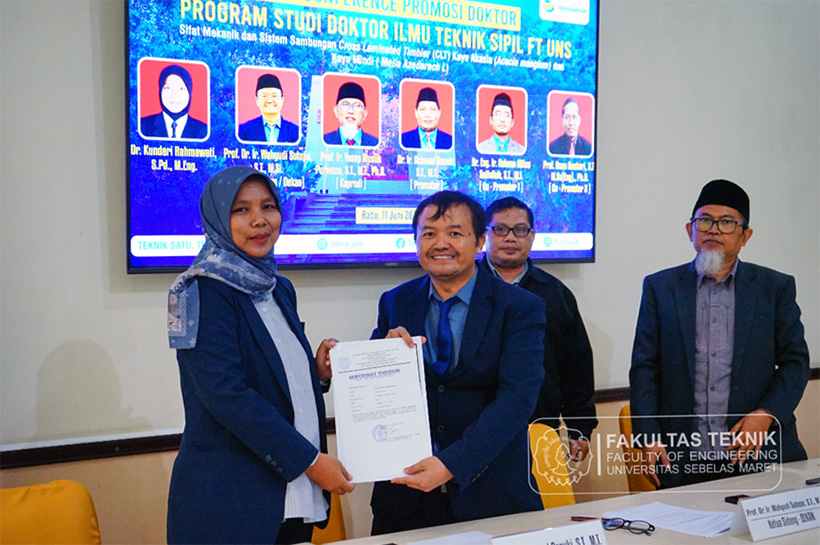 Teliti Kayu Akasia dan Mindi, Kundari Rahmawati Berhasil Raih Gelar ...