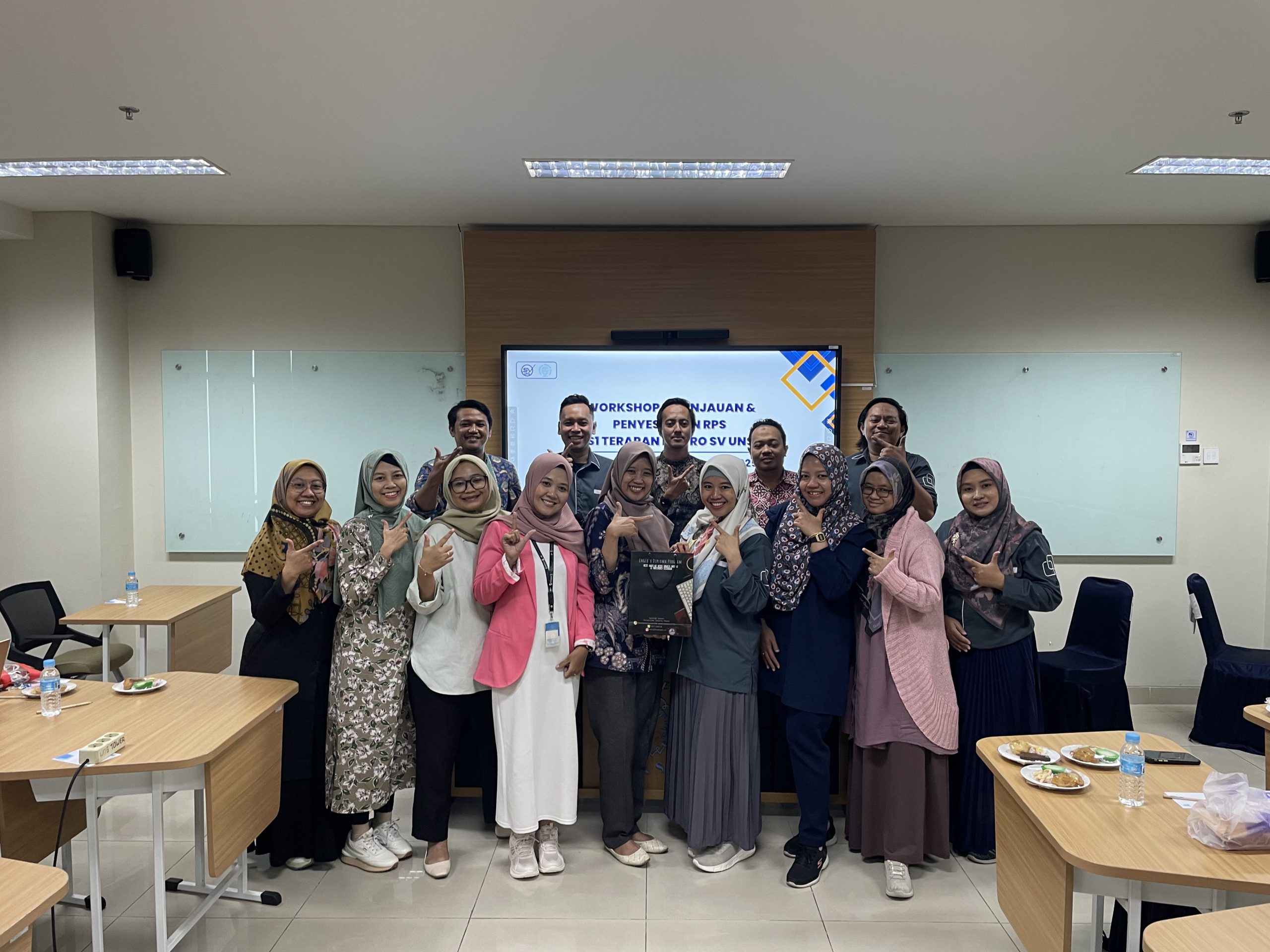 D3 Bahasa Inggris SV UNS Gelar Workshop Peninjauan RPS S1 Terapan KOMBISPRO - Sekolah Vokasi ...